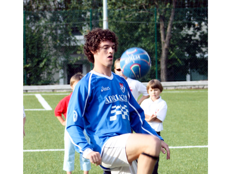 Nekdanji Vesnin nogometaš Swann Ritossa v vlogi Tottija na Netflixu ...