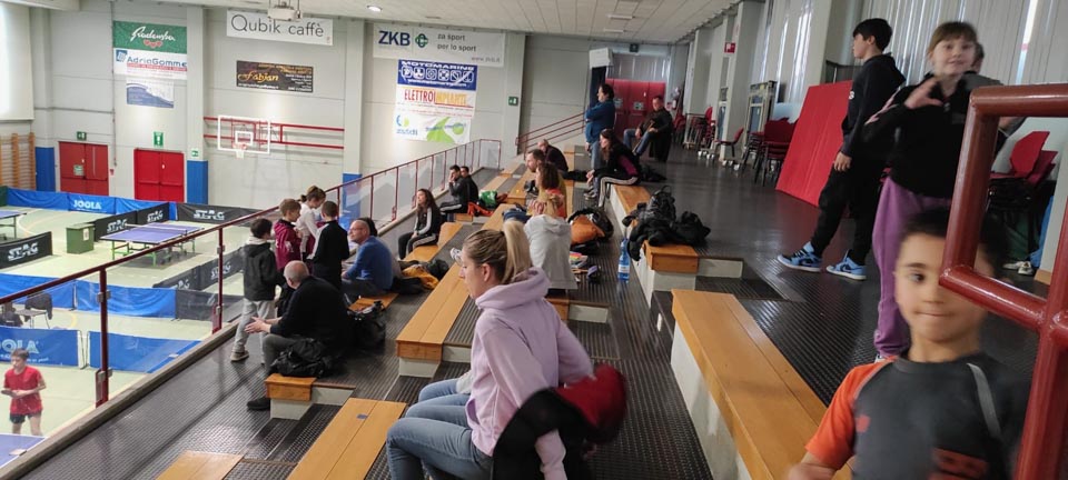 Vikend; B1: prepričljiva zmaga Krasa Bellarive (5:1); D: poraz in zmaga ...