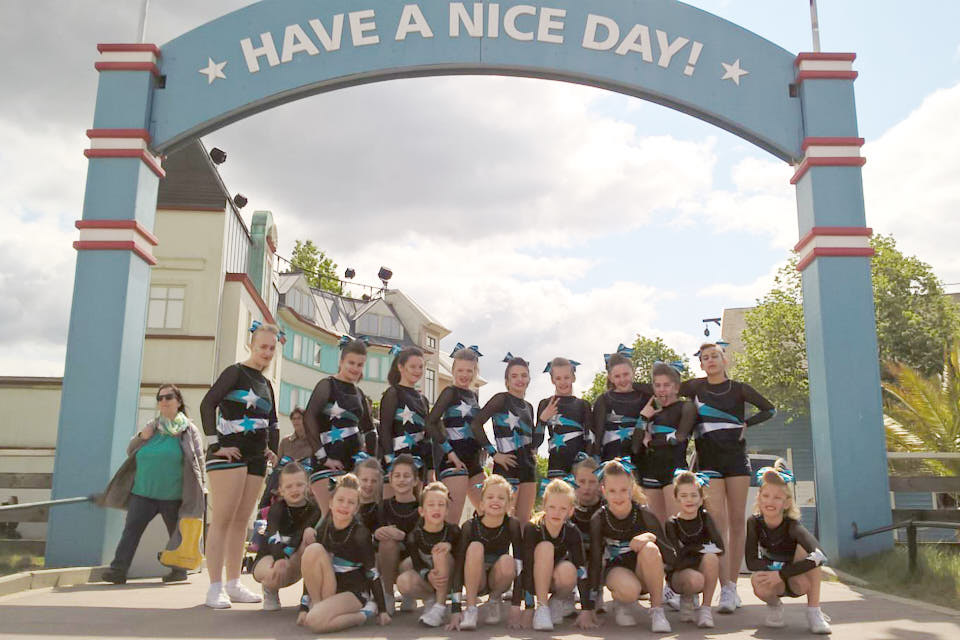 Cheerleading; dve skupini Cheerdance Milleniuma na velikem tekmovanju v ...